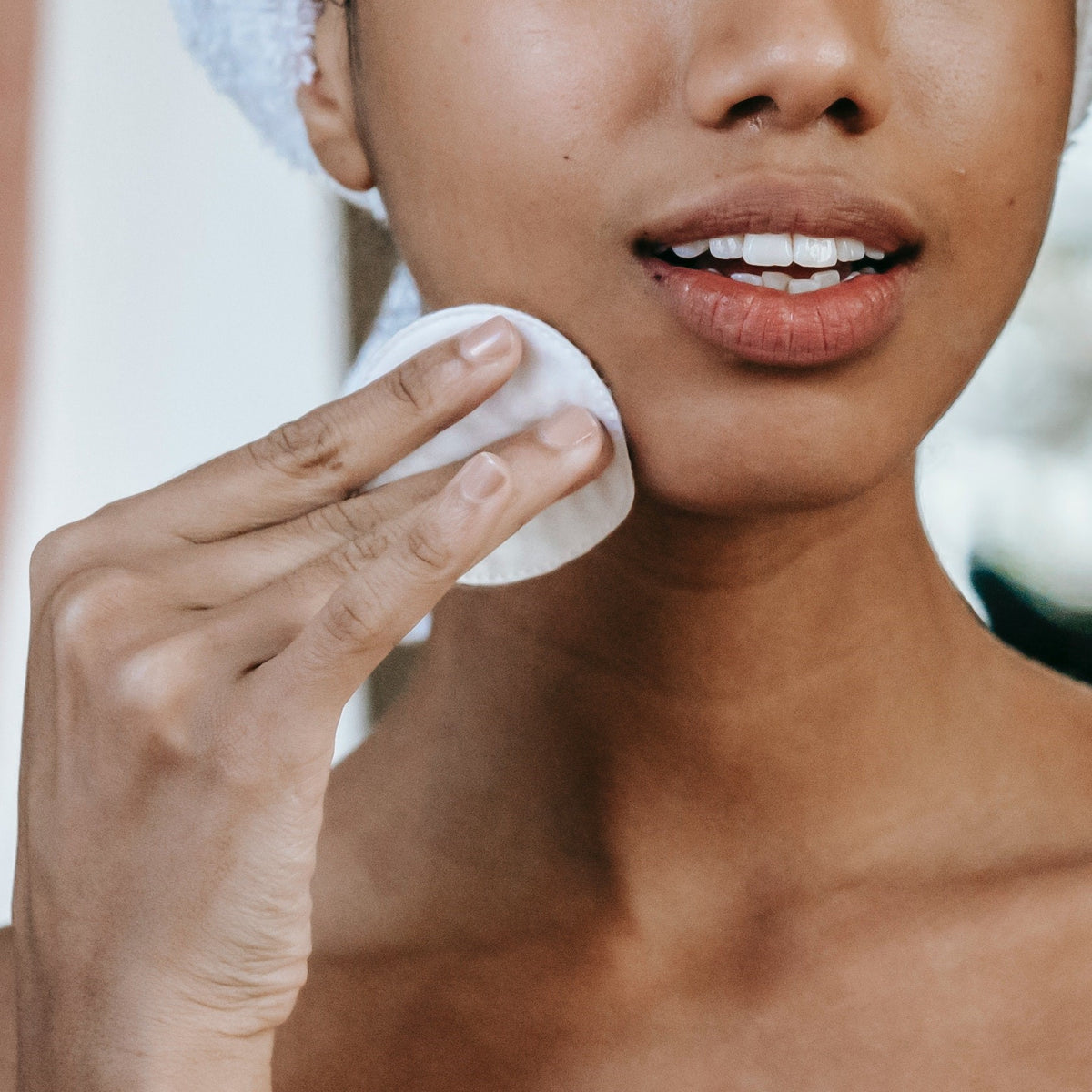 How to safely oil cleanse with essential oils | Nikura